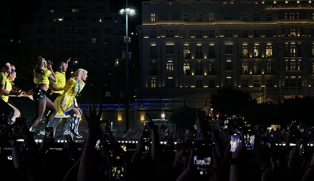 Pecah Rekor, Begini Penampakan 2,5 Juta Orang di Konser Lady Gaga ...