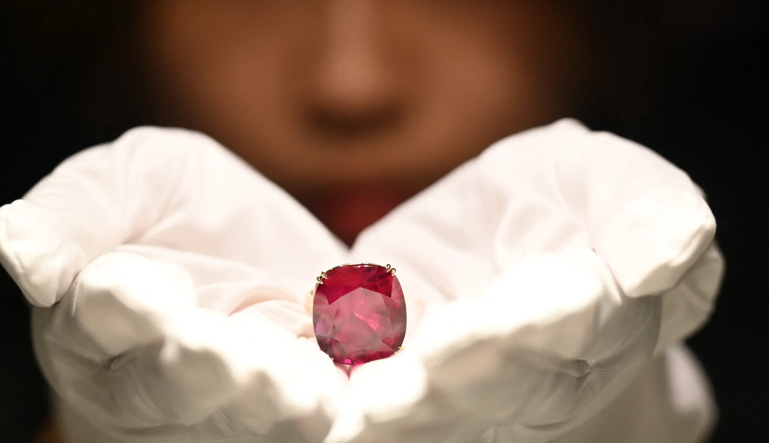 Batu Rubi Terbesar di Dunia Akan Dilelang - Foto Liputan6.com