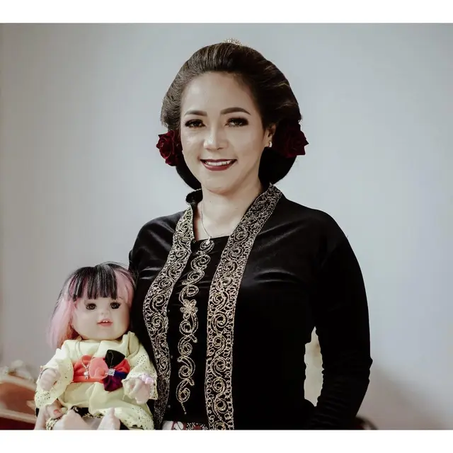 6 Potret Furi Harun, Selebgram yang Punya 347 Boneka Arwah - Hot ...