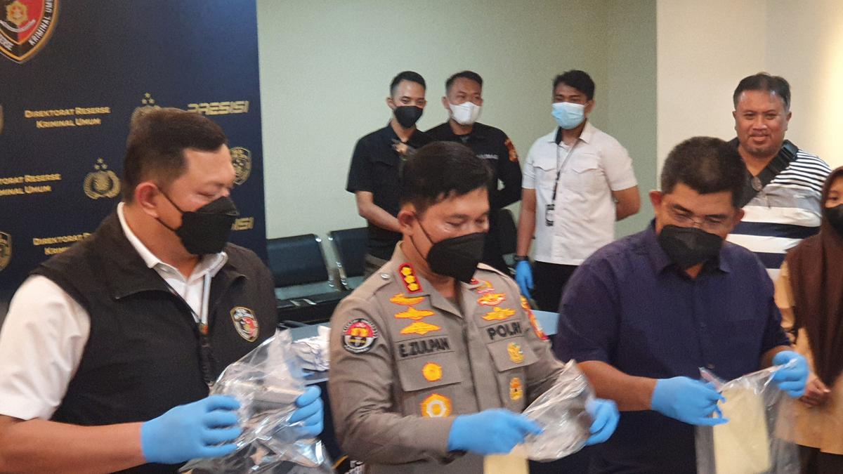 Polisi Ungkap Senpi FN yang Dibawa Siti Elina Milik Pamannya, Eks ...