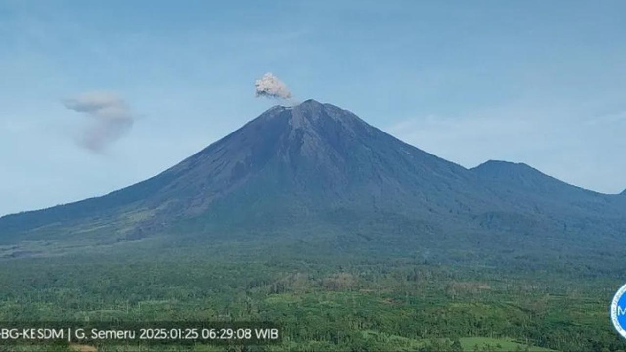 Gunung Semeru Erupsi 10 Kali, Tinggi Letusan Capai 1 Kilometer