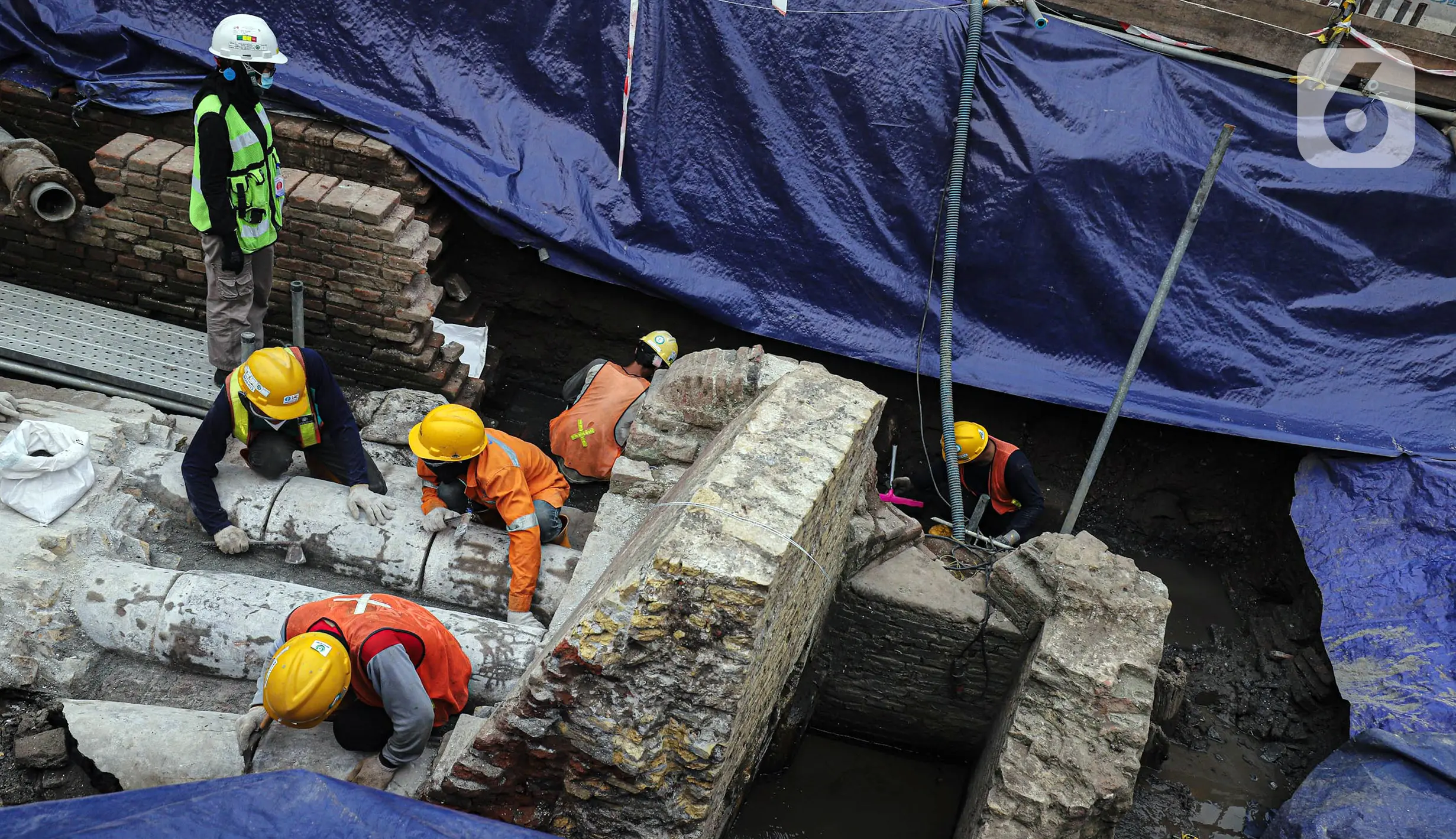 Penemuan Artefak Zaman Kolonial di Proyek MRT CP203 - Foto Liputan6.com