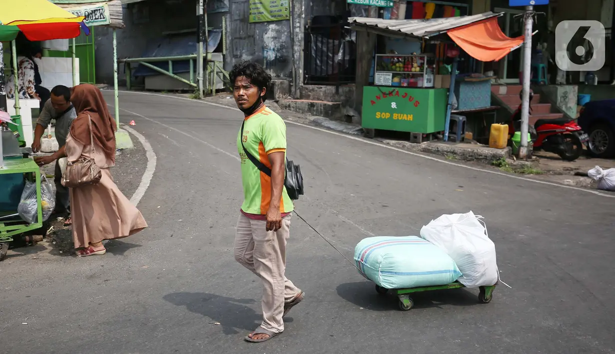 FOTO: Geliat Kuli Panggul Kembali Hidup Saat PPKM Jakarta Level 3 ...