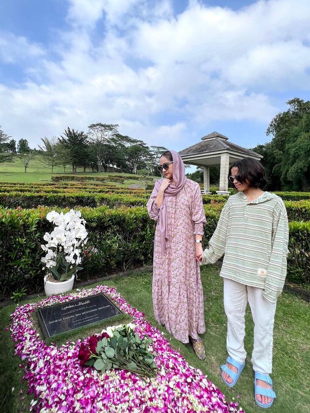 6 Potret Bunga Citra Lestari Ziarah Ke Makam Ashraf Sinclair Di Tahun