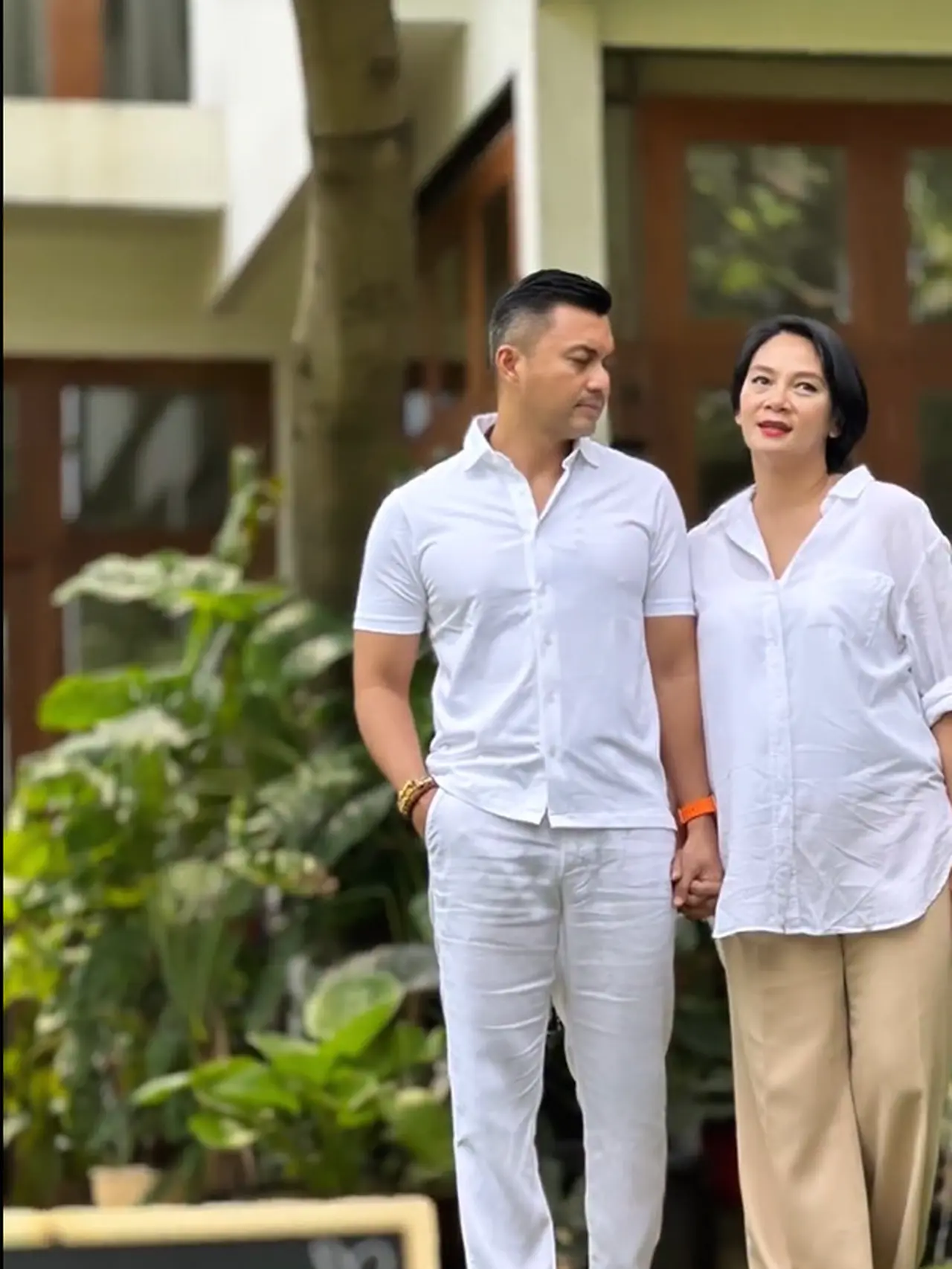 10 Potret Romantis Anjasmara dan Dian Nitami Rayakan Wedding ...