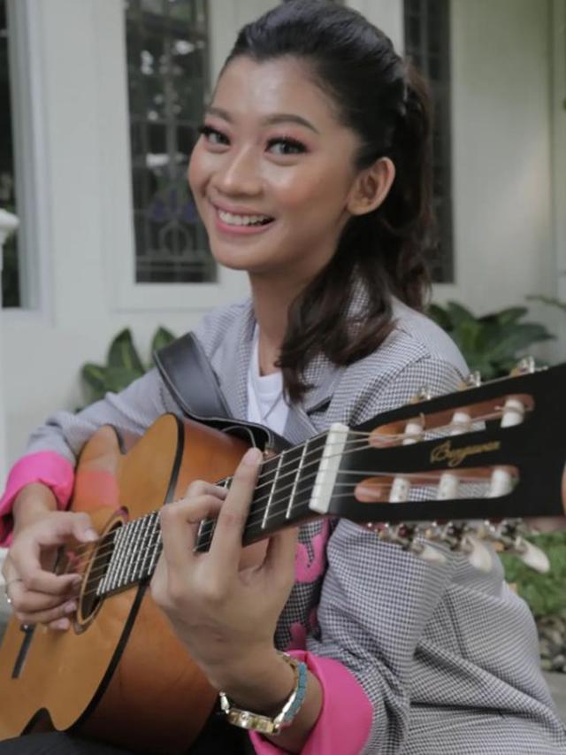 Safira Luncurkan EP Yours, Cerita Soal Perasaan Remaja Saat Pertama ...
