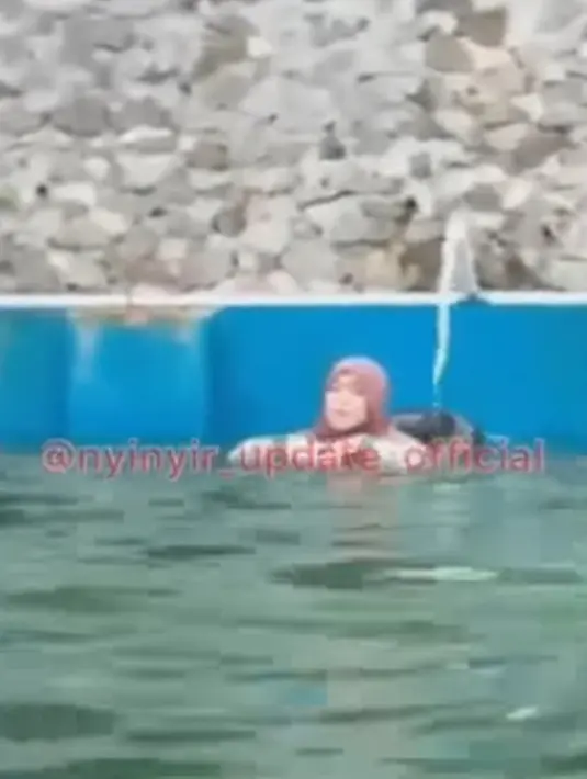 Potret Lesti Kejora dan Rizky Billar Berenang Bersama, Tampil Sederhana - Photo Fimela.com