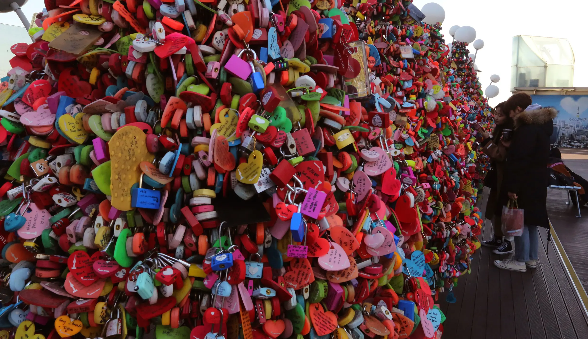 FOTO: Mengunci Rasa di Gembok Cinta Namsan Tower - Foto Liputan6.com