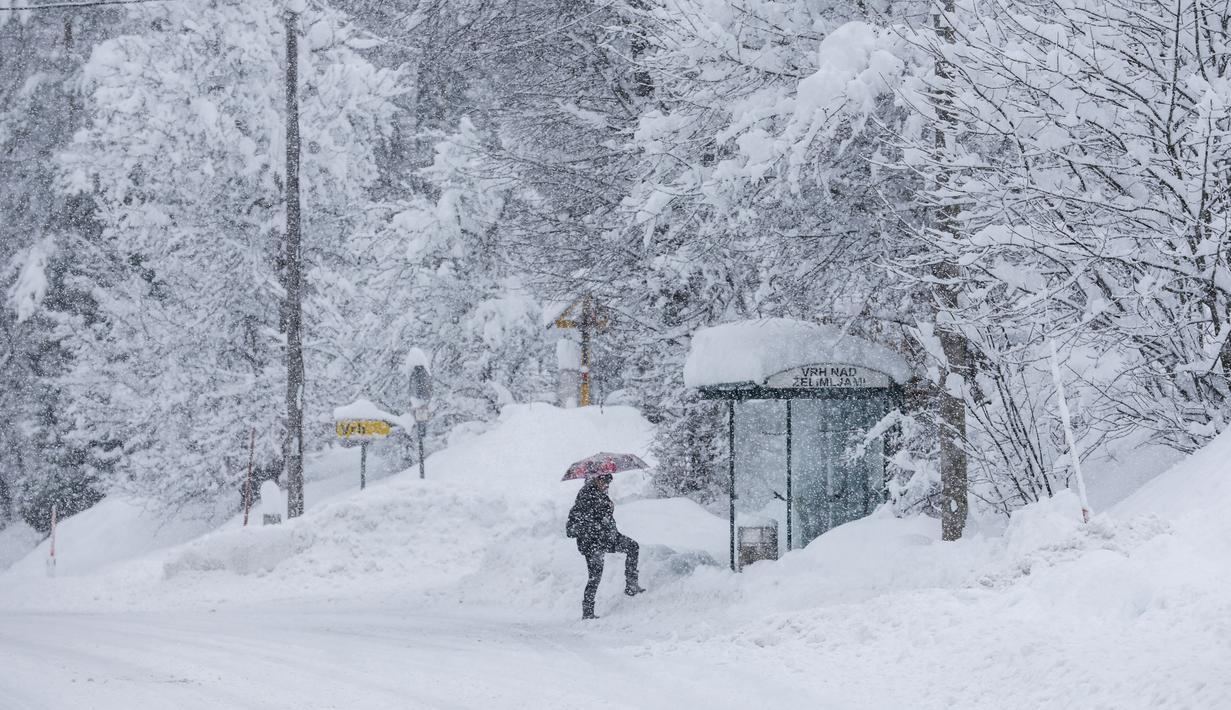 Badai Salju Terjang Slovenia, Kacaukan Lalu Lintas dan Listrik Padam ...