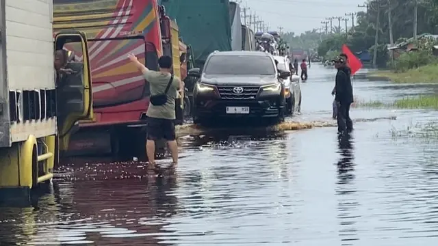 Jalan Lintas Timur Riau-Jambi di Kabupaten Pelalawan Lumpuh Terendam Banjir - Regional Liputan6.com