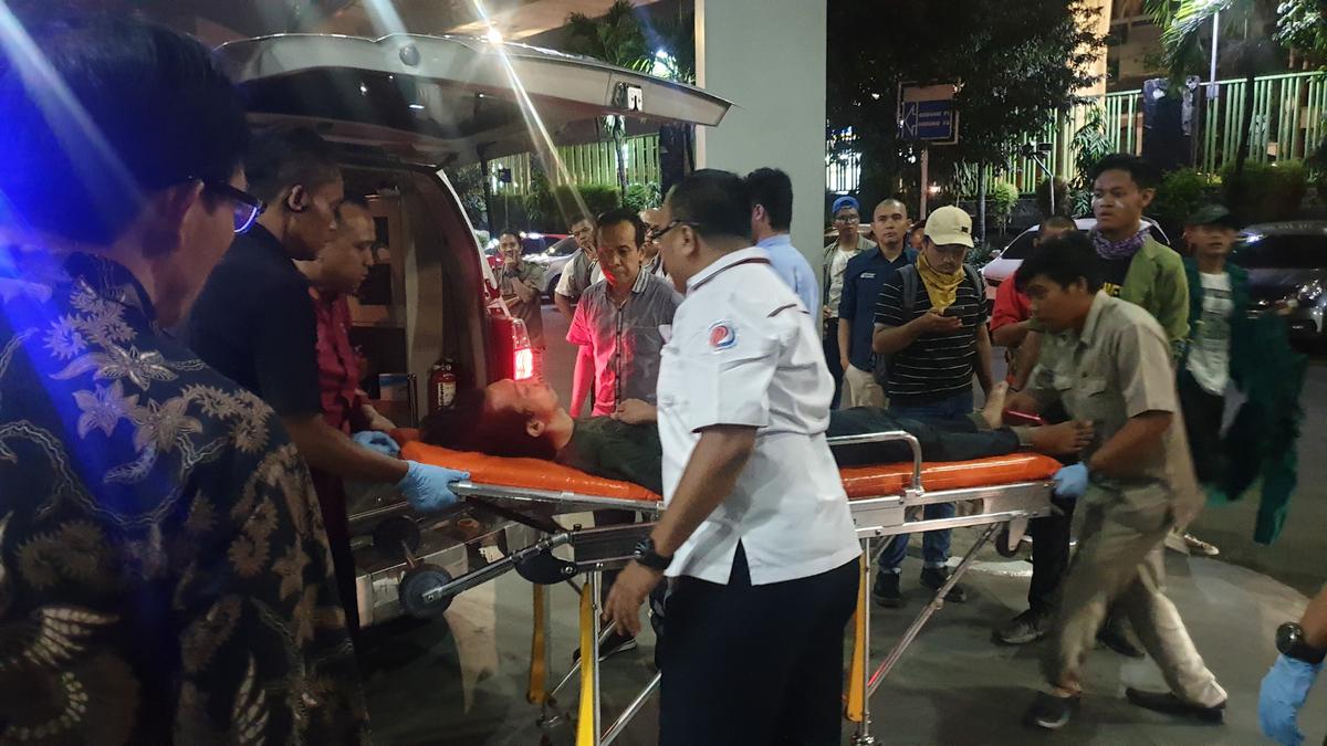 Lemas dan Pingsan, Mahasiswa Pendemo DPR Dilarikan ke RSPP - News Liputan6.com
