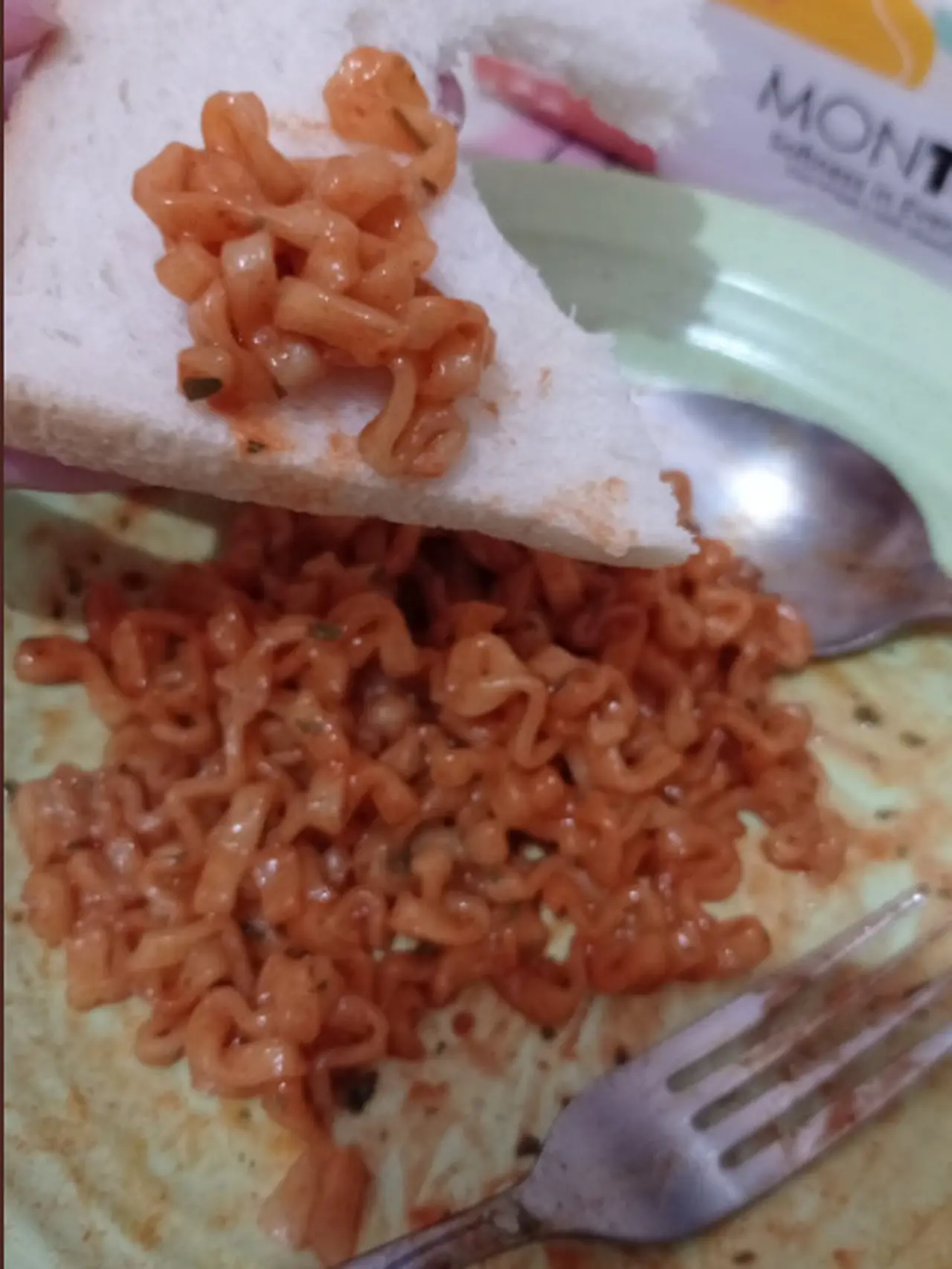 6 Potret Nyeleneh Makan Mi Pakai Roti Tawar, Banyak yang Sebut Enak ...