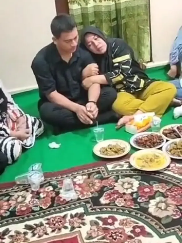 Momen Haru Ibu Bertemu Pria yang Mirip Dengan Mendiang Anaknya Ini Viral - Hot Liputan6.com