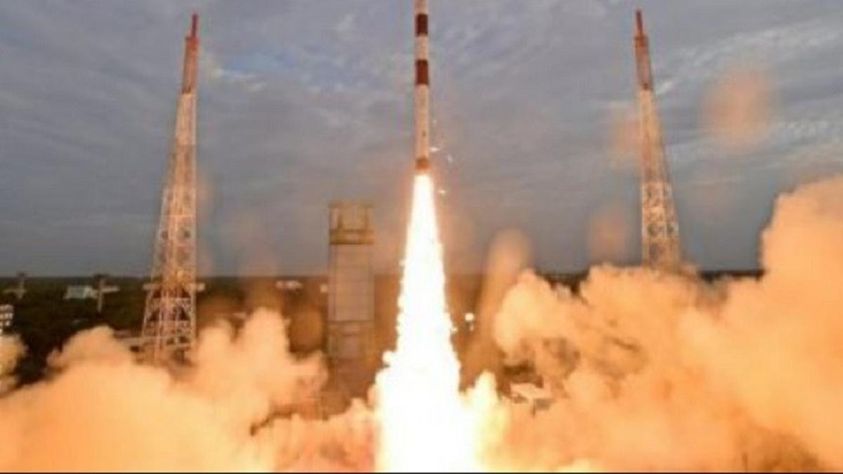 Catat Sejarah, Roket ISRO Luncurkan PSLV-C56 Pembawa 7 Satelit Canggih ...