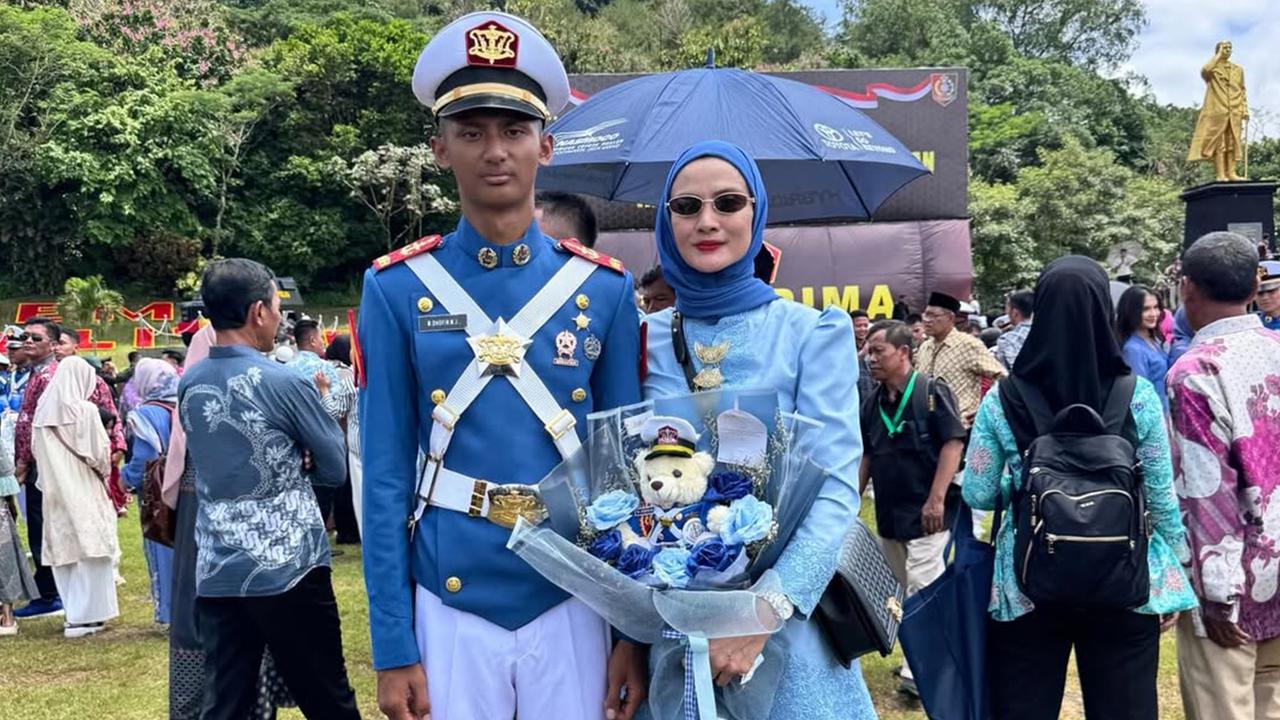 6 Potret Kebaya Brokat Ade Maya di Wisuda Dhofin, Anggun Dampingi Sang Putra