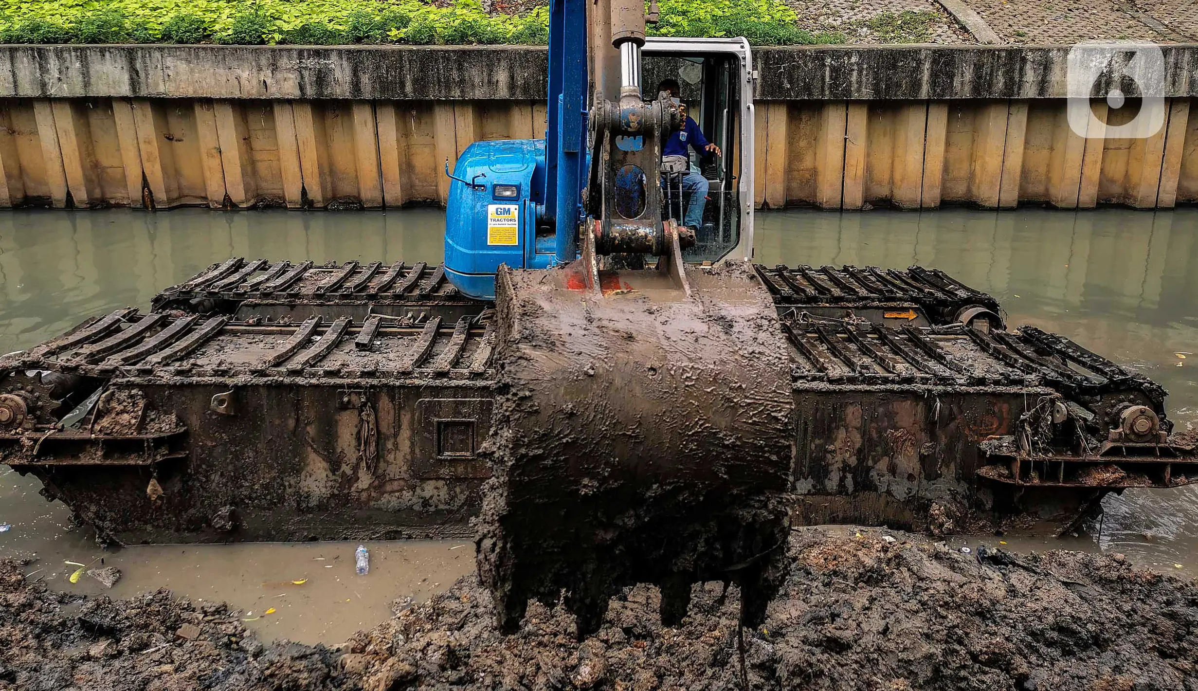 FOTO: Pengerukan Lumpur Aliran Kali Grogol untuk Antisipasi Banjir ...