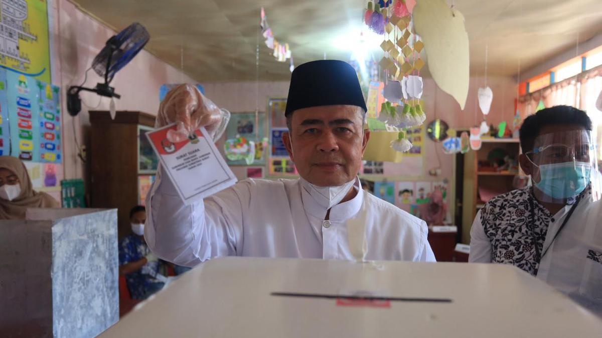 Nasrul Abit Salurkan Hak Pilih di Kampung Halamannya di Kabupaten ...