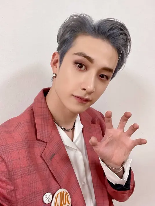 Gaya Selfie Bang Chan Stray Kids Selalu Curi Perhatian, Siap Konser di Indonesia - Foto Liputan6.com