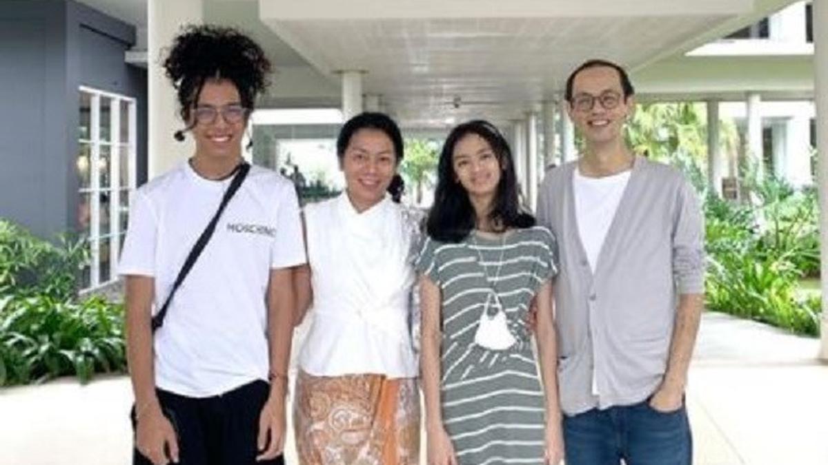 Kedekatan Mendiang Reza Gunawan Suami Dewi Lestari dengan Putri Sharena ...