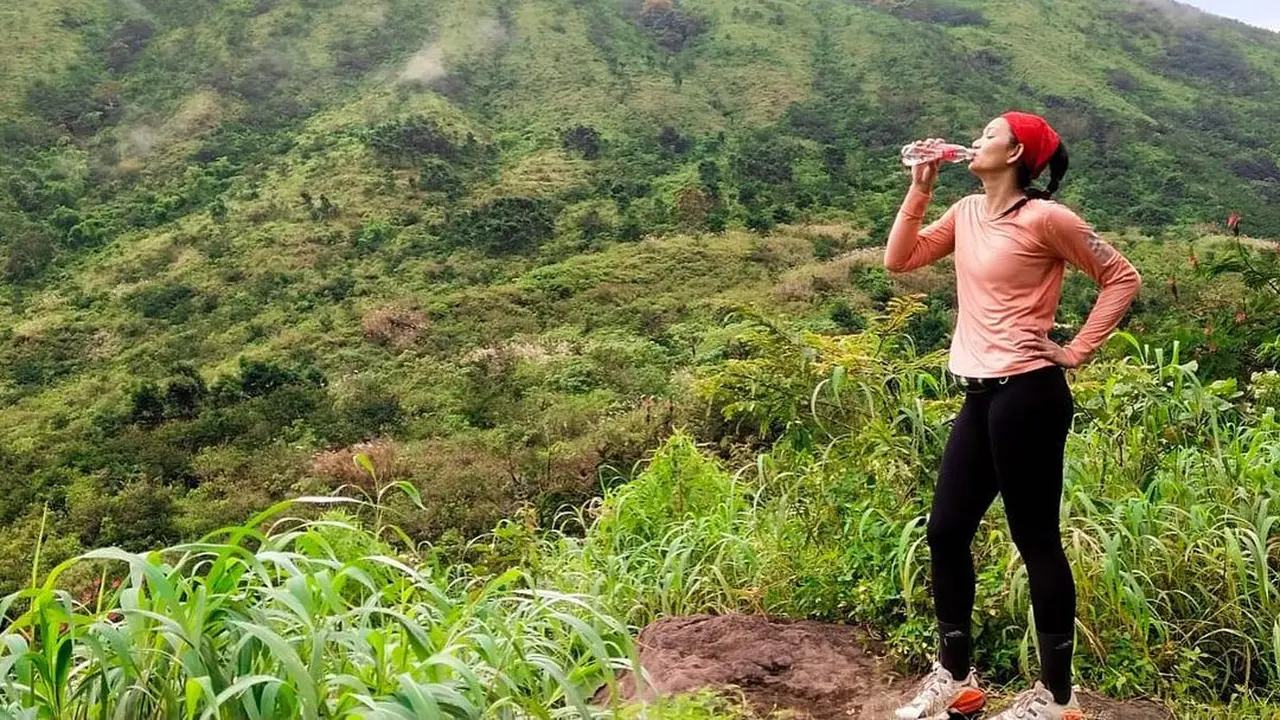 6 Gaya Sporty Maya Kurnia Indri Sari, Pemain Voli Cantik di di PLN ...