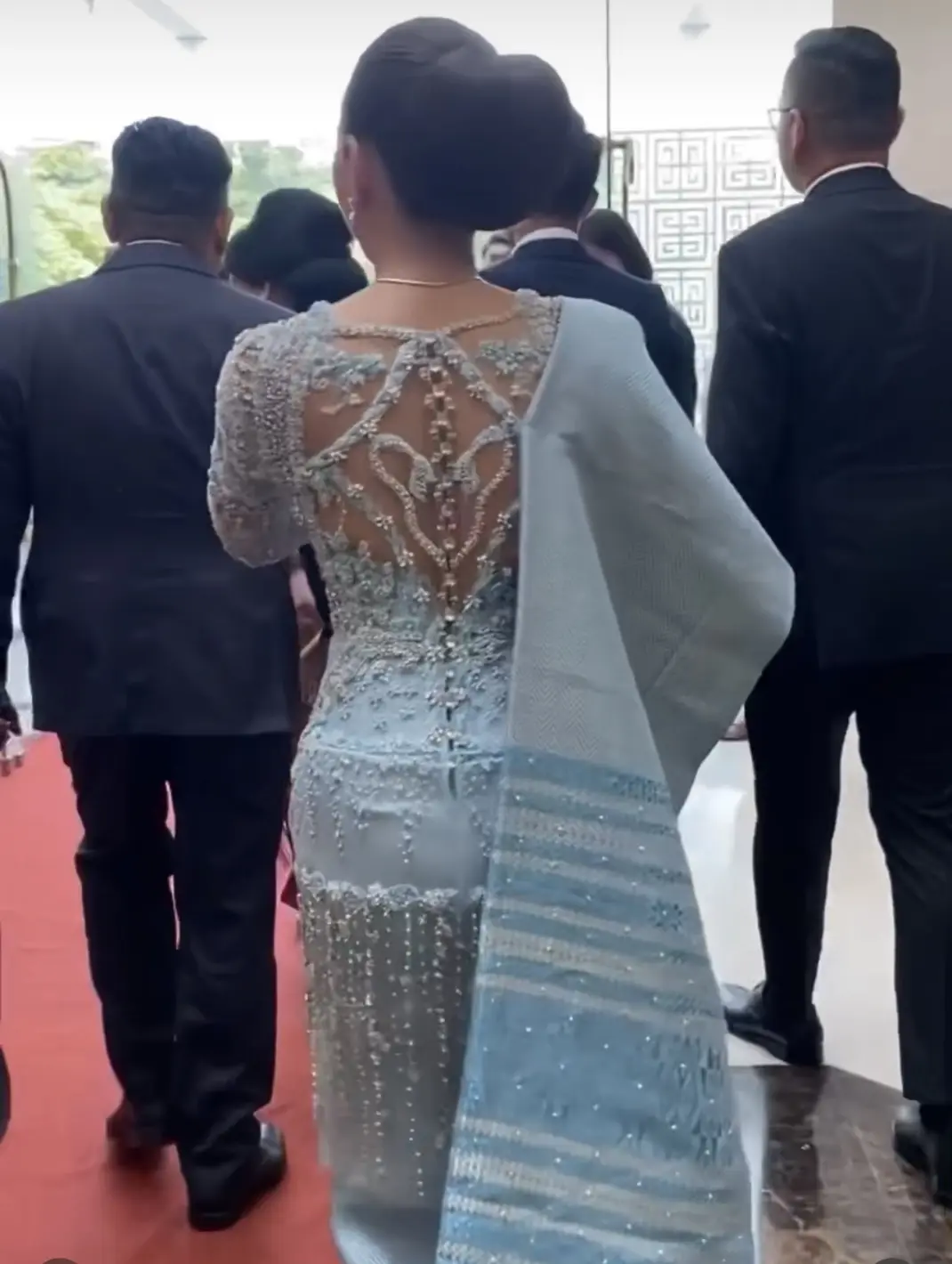 10 Potret Cantiknya Kain Tenun Songket Batak Bertabur Kristal Swarovsky ...