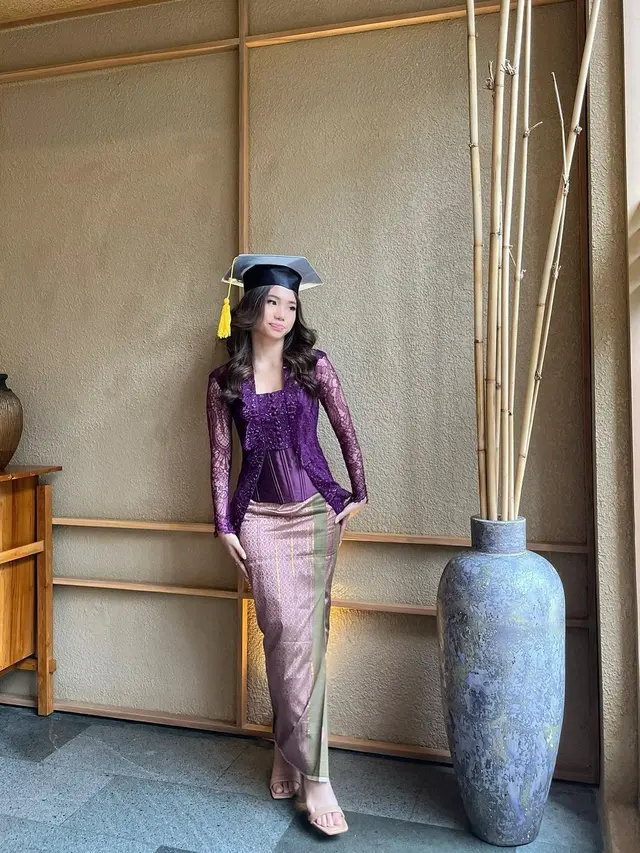 5 Potret Jasmine Abeng di Acara Wisuda SMA, Putri Sulung Ririn Ekawati Tampil Menawan Kenakan ...