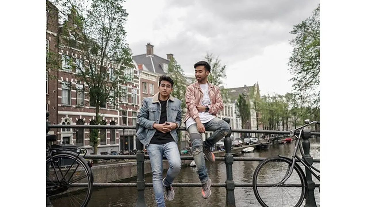 6 Potret Vadi Akbar, Adik Vidi Aldiano yang Juga Seorang Penyanyi - Hot ...