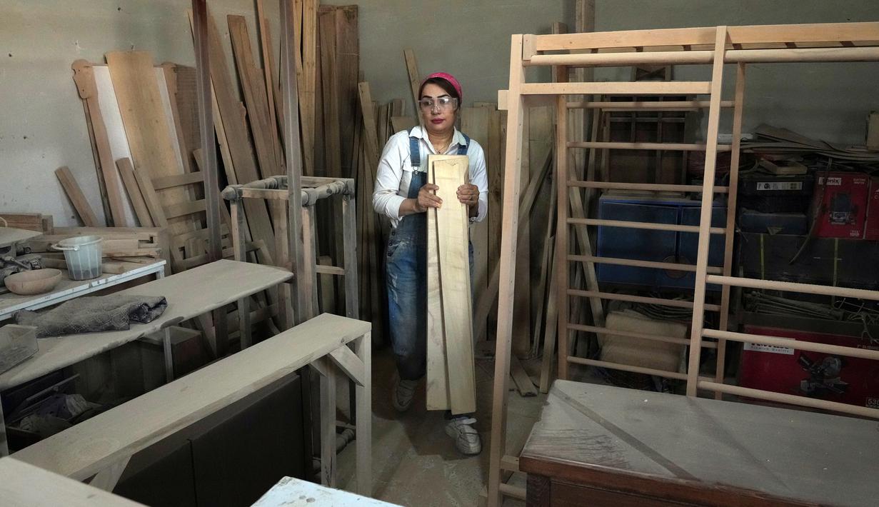Dobrak Tabu, Mantan Guru Perempuan Iran Sahar Biglari Banting Setir ...