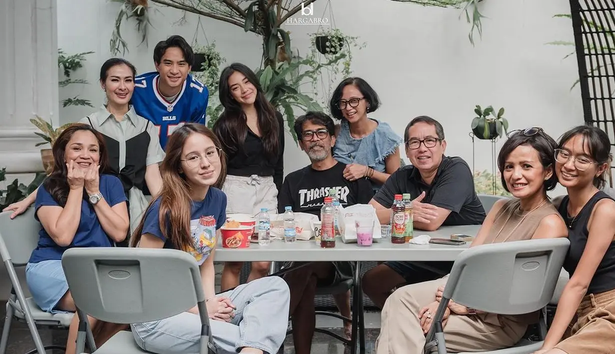 Dapat Hadiah Mahal dari Iis Dahlia, 10 Potret Kejutan dan Perayaan Ultah Devano ke-21 - Photo ...