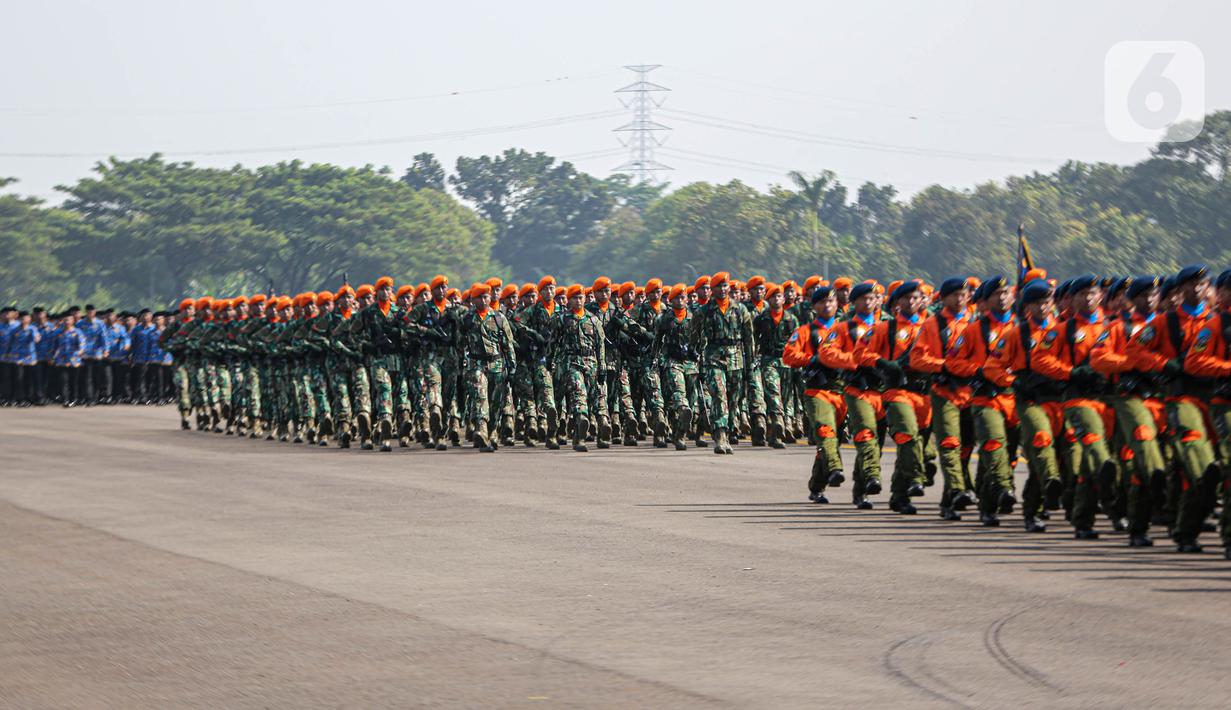 Aksi Defile Pasukan dalam HUT ke-77 TNI AU - Foto Liputan6.com