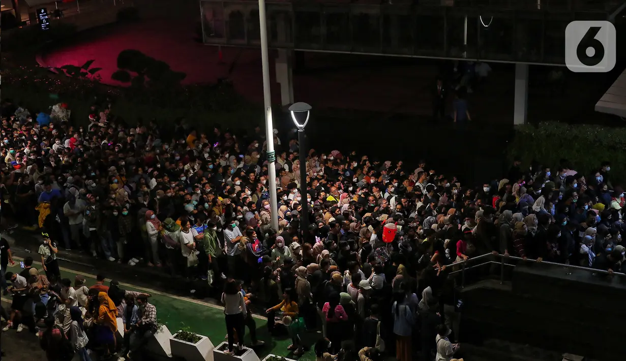 Calon Penumpang Mengular di Stasiun MRT Bundaran HI Selepas Perayaan ...