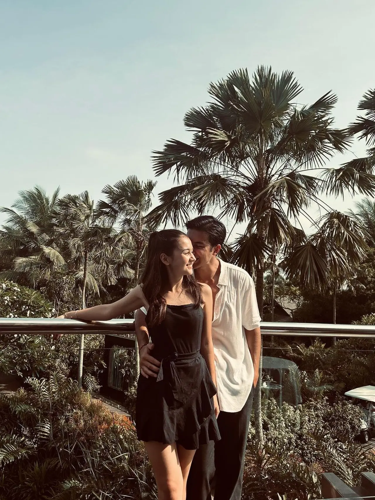 8 Potret Mesra Sandrinna Michelle dan Junior Roberts, Gaya Pacaran ...