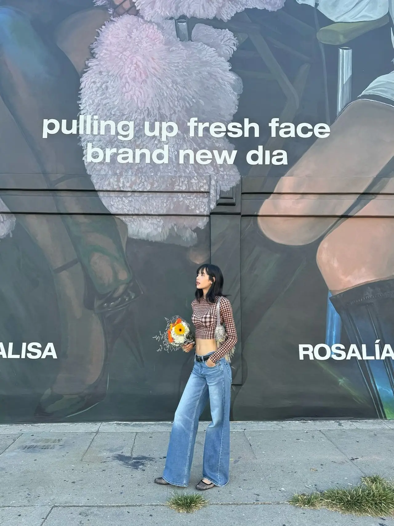 Lisa BLACKPINK Santai Bergaya Retro Pamer Perut Rata, Diduga Kencan ...