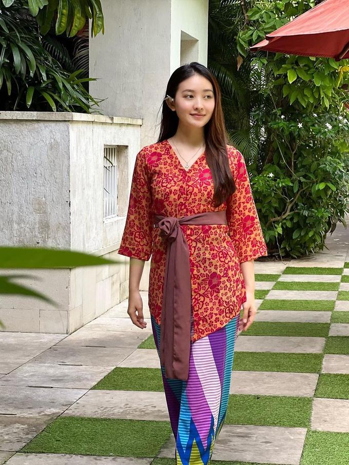 Viral Tingkah Natasha Wilona saat Naik Kereta, Nyender di Pintu Sambil Bengong - Entertainment ...