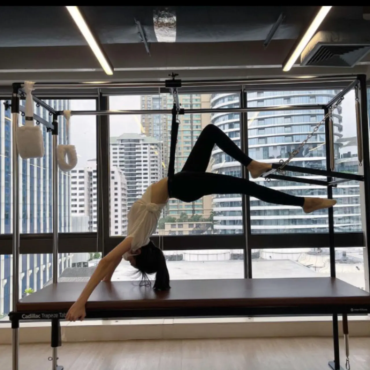 5 Potret Nong Poy Transgender Tercantik Pamer Lekuk Tubuh Saat Pilates ...