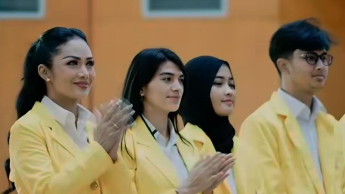 Gaya Krisdayanti Jadi Mahasiswa Baru, Ikut Orientasi Maba Universitas ...