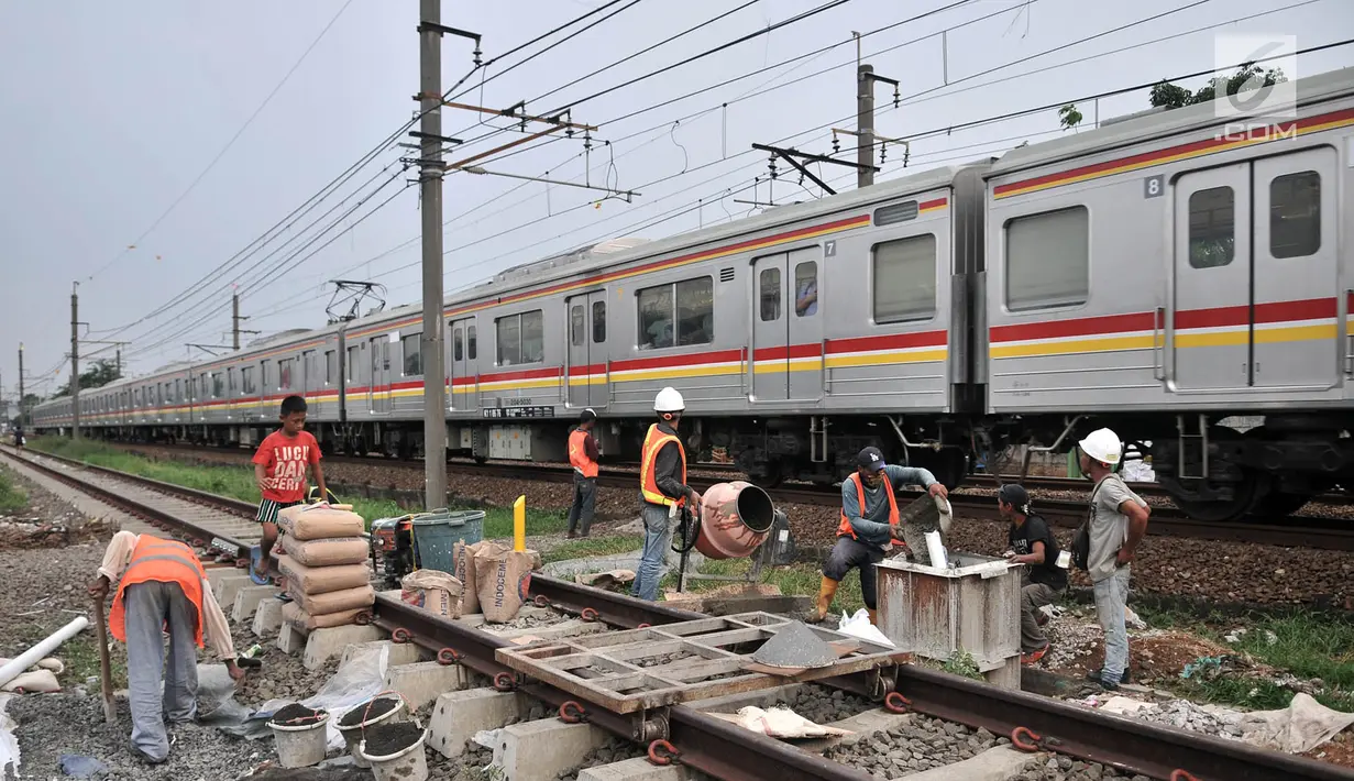 FOTO: Pemasangan Pondasi Tiang Sinyal DDT Manggarai-Cikarang - Foto ...