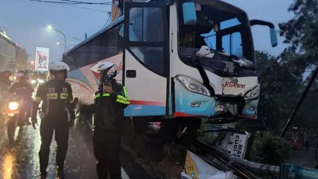Kronologi Kecelakaan Bus Restu di Tol Ngawi, Dua Orang Meninggal Dunia - News Liputan6.com