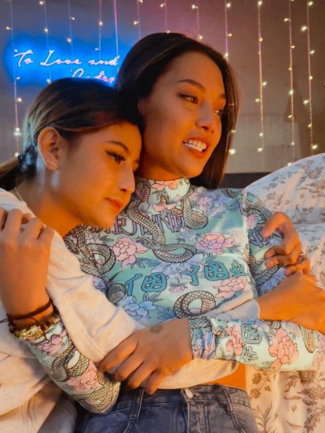 6 Potret Persahabatan Awkarin dan Erika Carlina, Friendship Goals - Hot ...