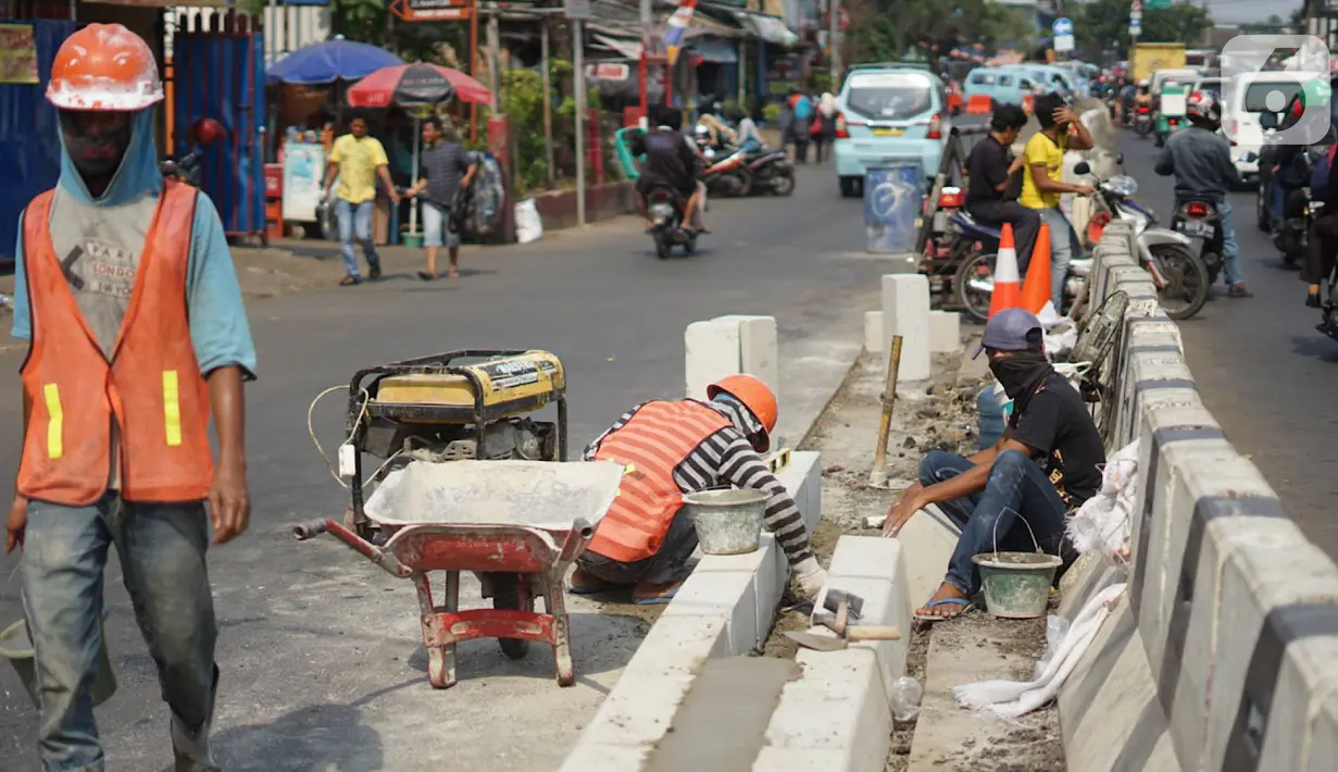 FOTO: Separator Jalan di Pasar Minggu Dibuat Permanen - Foto Liputan6.com