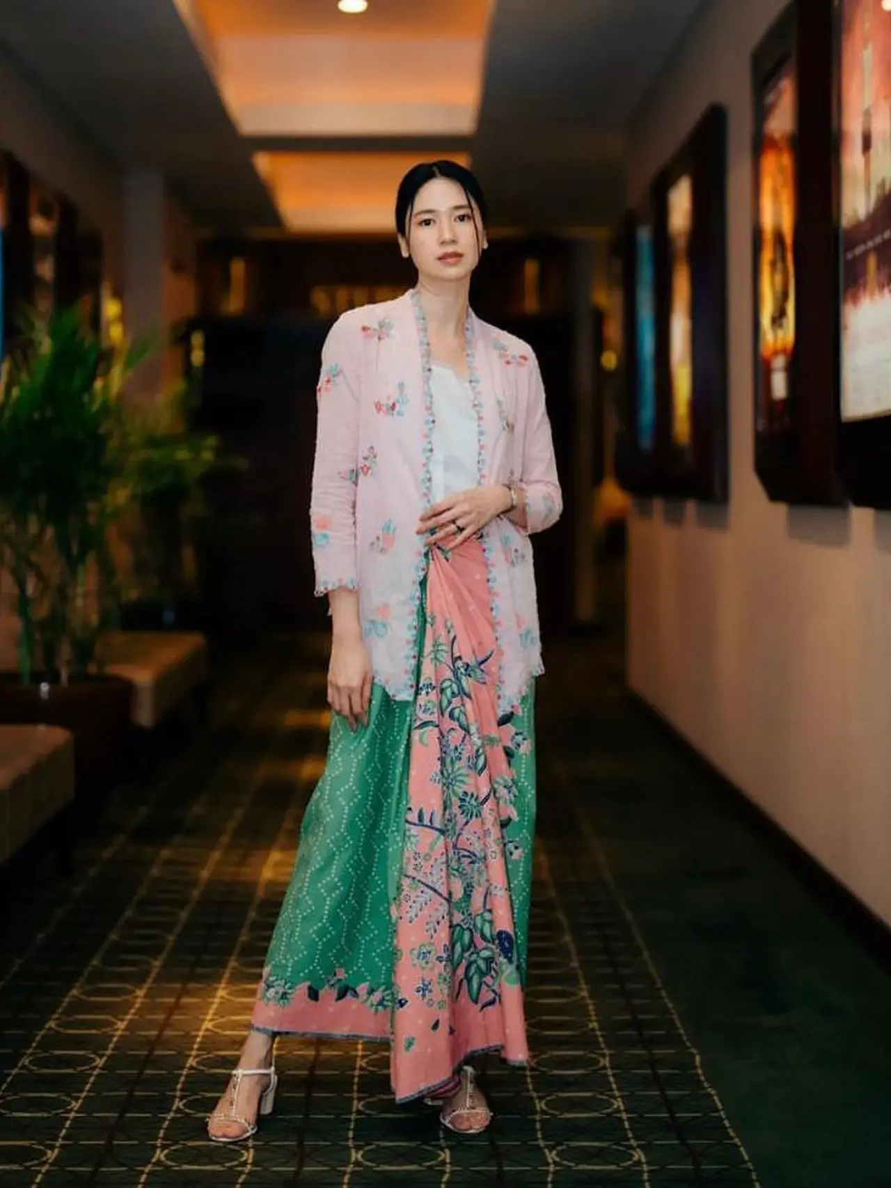 Inspirasi Gaya Busana Kebaya Pink ala Selebriti Indonesia: Mulai dari ...