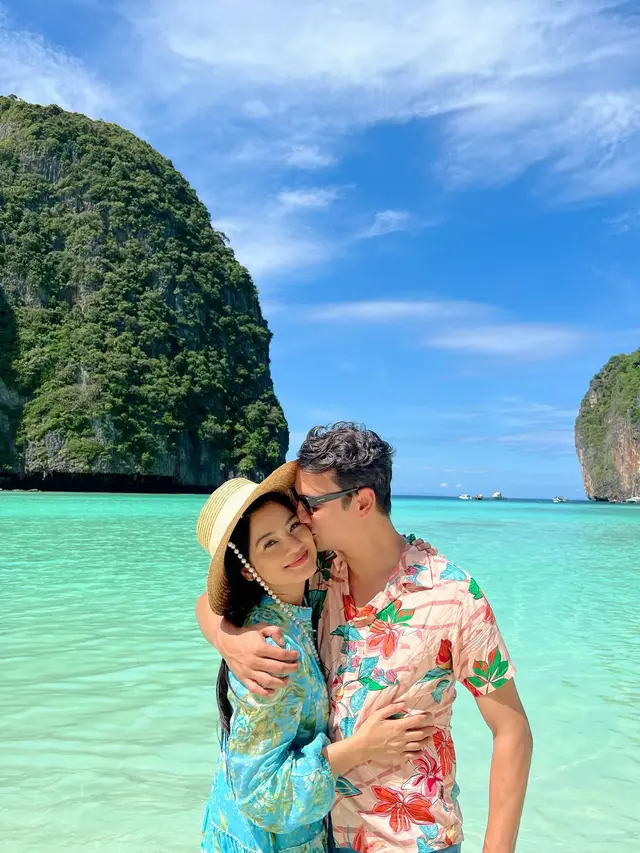 7 Potret Titi Kamal Temani Anak Turnamen Bola di Thailand, Sambil Liburan - Hot Liputan6.com