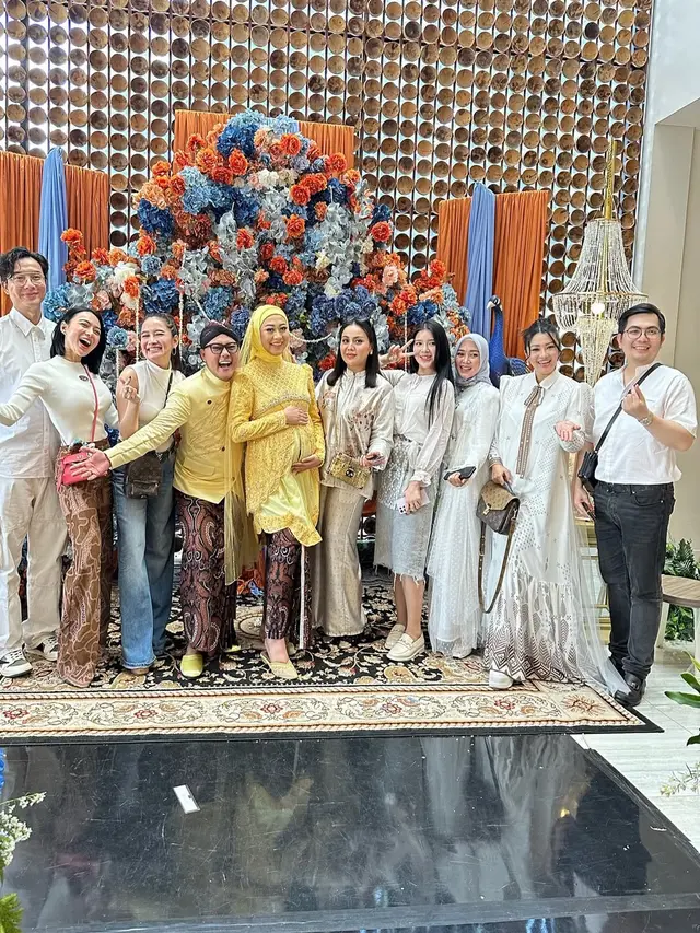 7 Potret Tamu Artis di Acara Mitoni Istri Danang DA, Ada Ayu Ting Ting ...