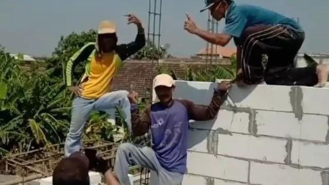 8 Potret Kuli Bangunan Santai di Tempat Proyek Ini Bikin Geleng Kepala ...
