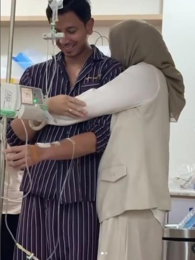 6 Potret Elma Theana Jenguk Sonny Septian di RS, Menangis Peluk Sang Adik