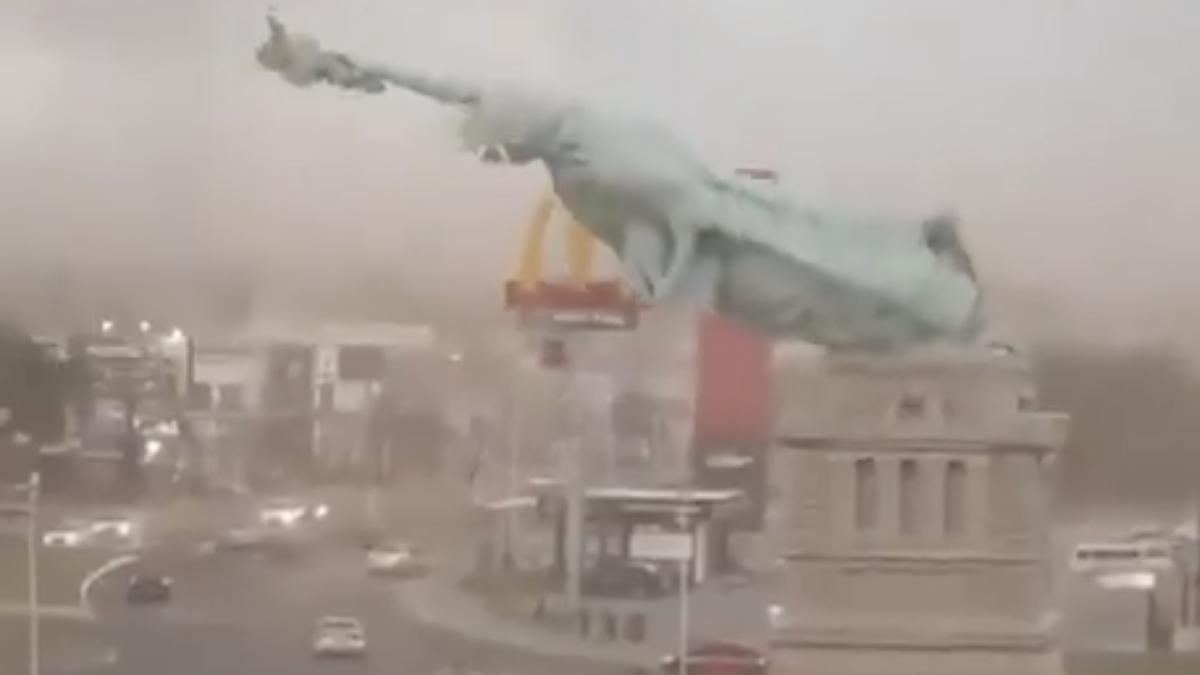 Viral Patung Liberty Roboh Dihantam Angin Kencang