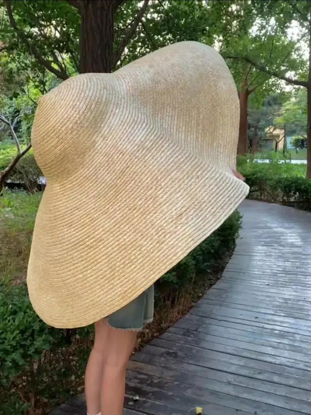 6 Potret Topi Ukuran Jumbo Ini Kocak Banget, Bisa Melindungi Tubuh dari ...