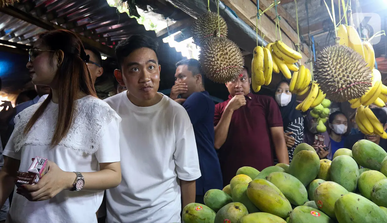 Ditemani Istri, Gibran Rakabuming Raka Blusukan ke Pasar Rawasari - Foto Liputan6.com