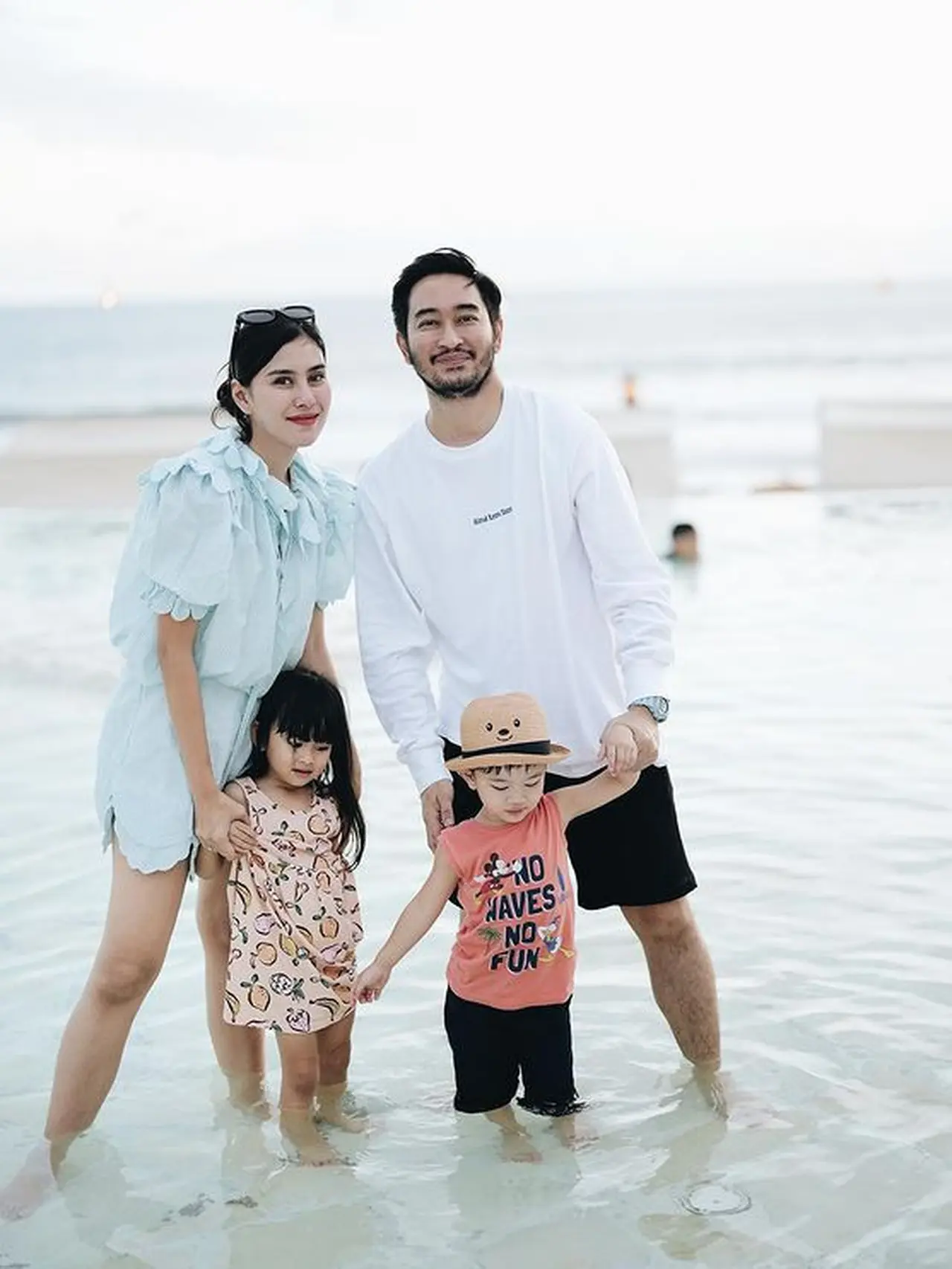 Gaya Penampilan Syahnaz Sadiqah yang Selalu Cantik, Saat di Pantai Juga ...