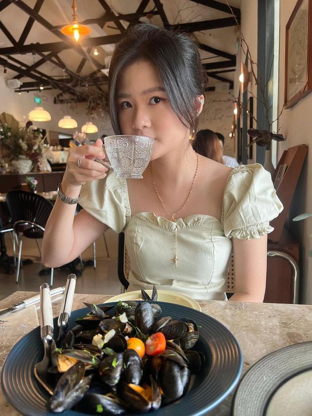 6 Potret Felicia Tissue Nikmati Self Healing, Asyik Main ke Pantai ...